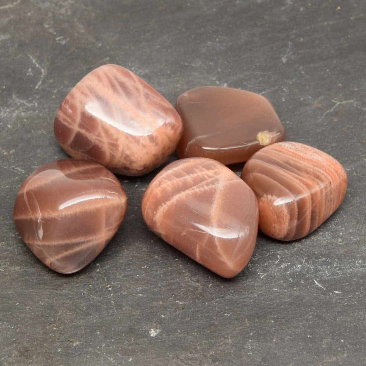 Pierre de lune pêche - Pierre roulée 2cm à 2.5cm - N°5981.3 • Kurma.ch