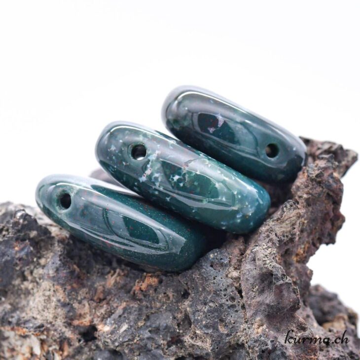 Pendentif en Héliotrope (Jaspe sanguin) pierre percée • Kurma.ch